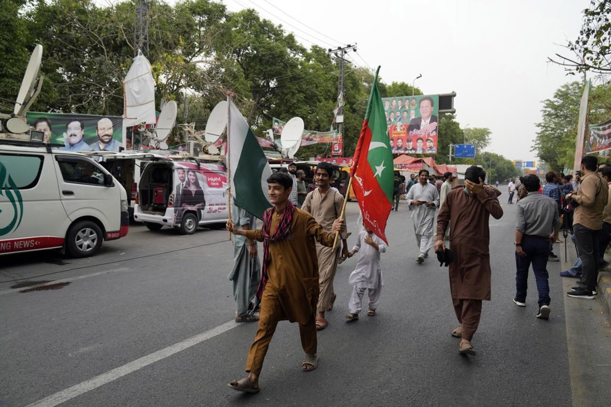 Pakistani police surround Imran Khan's home, claim former leader is ... Pakistani police surround Imran Khan's home, claim former leader is ...