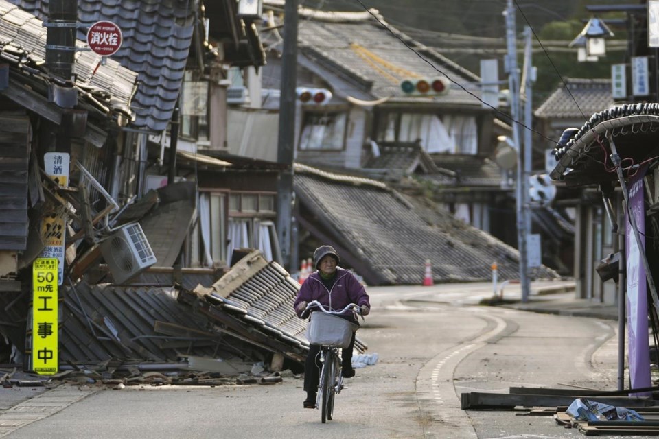 Powerful earthquakes leave at least 55 dead, destroy buildings along ... Powerful earthquakes leave at least 55 dead, destroy buildings along ...