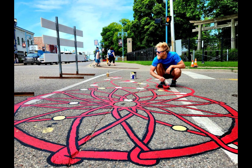 Volunteers paint bright murals along city crosswalks - SooLeader Volunteers paint bright murals along city crosswalks - SooLeader